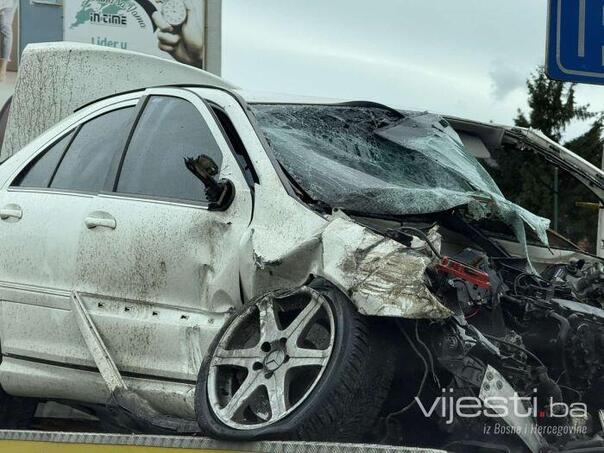Photo: Mercedes completely destroyed after a column collision ...