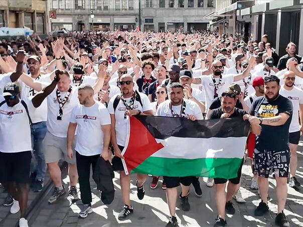 PSG fans support Palestine ahead of the Champions League final in ...