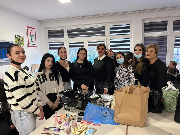 (PHOTO) They bring smiles to faces: Noble action of Mostar high school ...