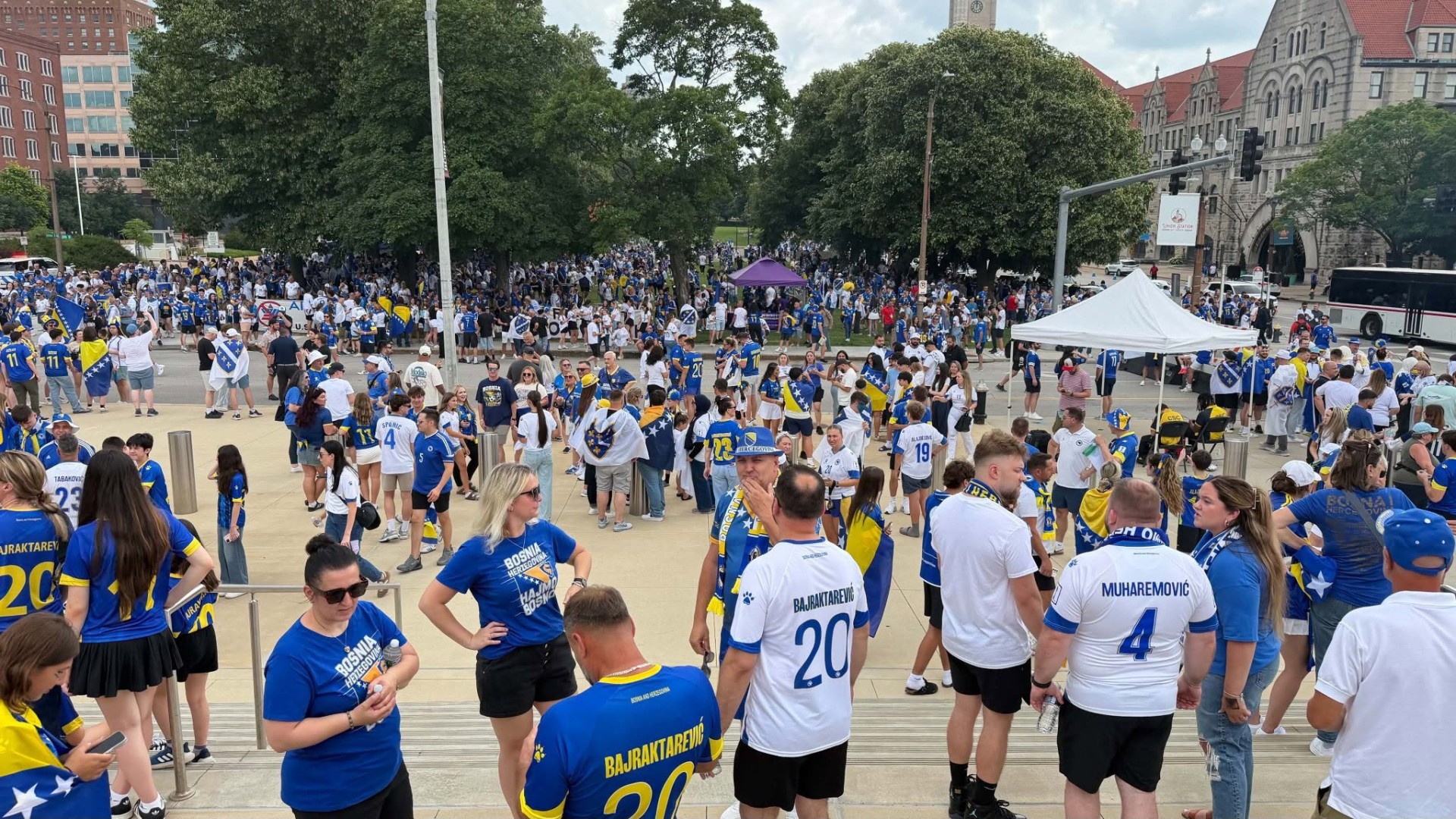 Korteo BH. fans to Energizer Park, St. Louis is blue-yellow ...